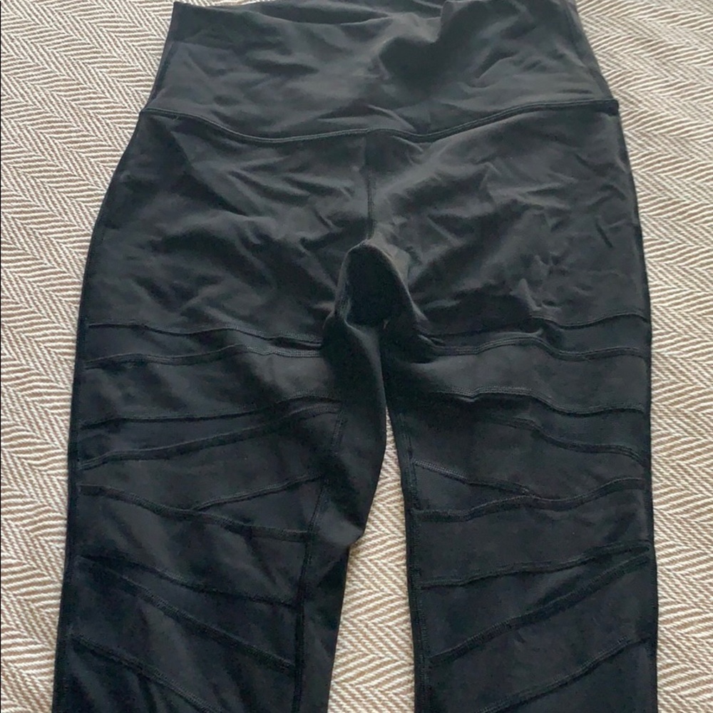 Lululemon Black Mesh Inset 8 Like New - Gem